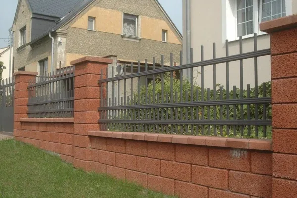 Najkrajšie ploty a brány vyrábané na Slovensku - tyčkový plot a ďalšie ...